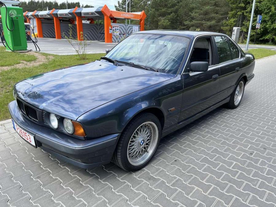 Grey BMW 520 1994 in Vilnius, with an engine capacity of 1.99 L and mileage of 331 thousand km for 5400 €, photo 4 on AUTOMOTO.COM.LV