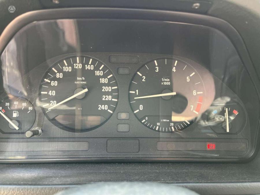 Grey BMW 520 1994 in Vilnius, with an engine capacity of 1.99 L and mileage of 331 thousand km for 5400 €, photo 16 on AUTOMOTO.COM.LV