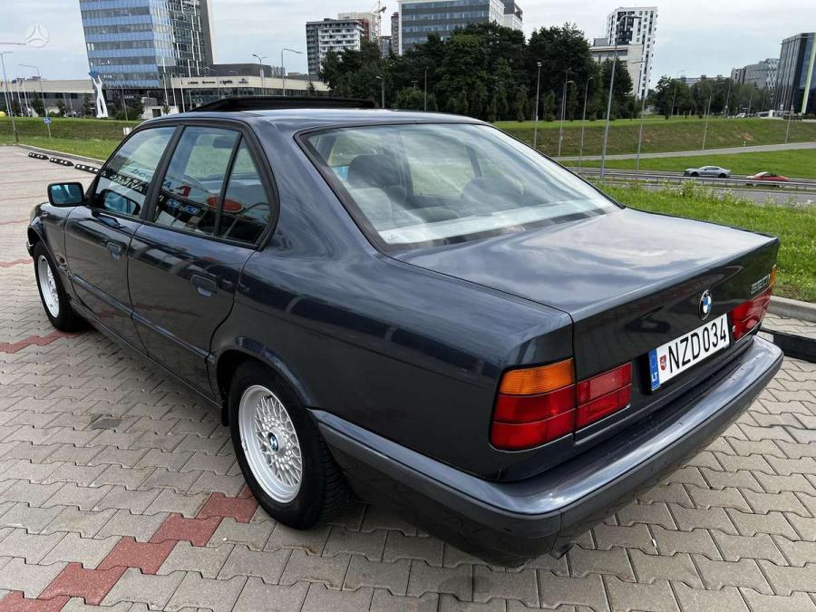 Pelēks BMW 520 1995 Viļņa, ar dzinēja tilpumu 2.00 L un nobraukumu 270 tūkst. km par 6800 €, foto 6 vietnē AUTOMOTO.COM.LV