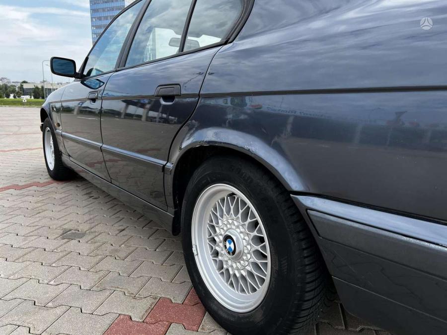 Pelēks BMW 520 1995 Viļņa, ar dzinēja tilpumu 2.00 L un nobraukumu 270 tūkst. km par 6800 €, foto 16 vietnē AUTOMOTO.COM.LV