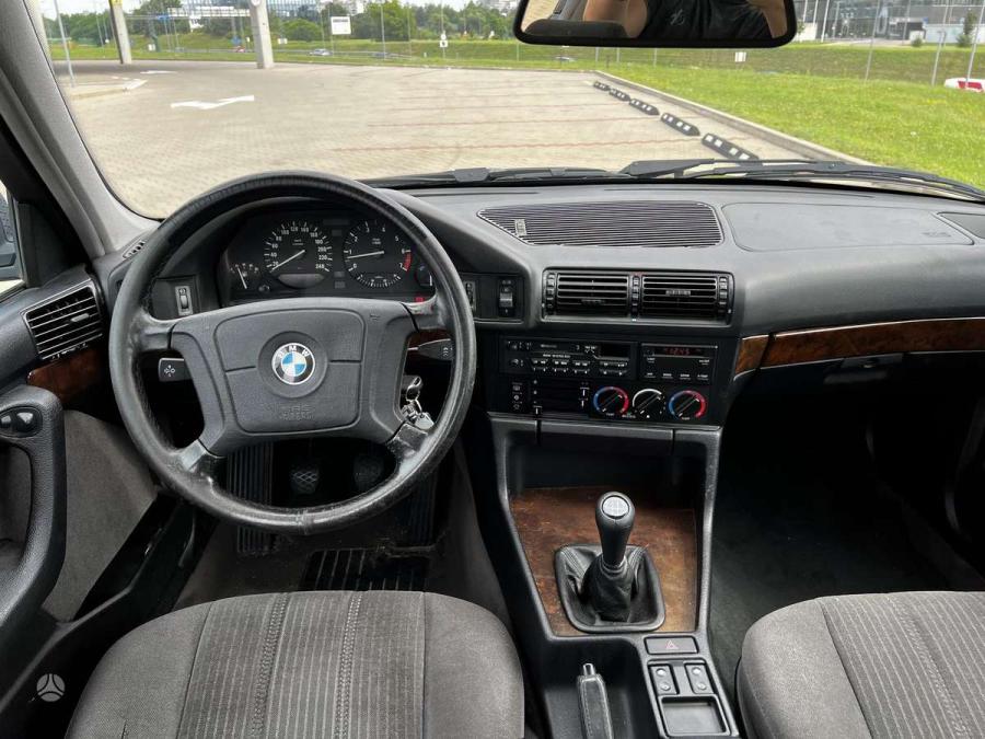 Pelēks BMW 520 1995 Viļņa, ar dzinēja tilpumu 2.00 L un nobraukumu 270 tūkst. km par 6800 €, foto 22 vietnē AUTOMOTO.COM.LV