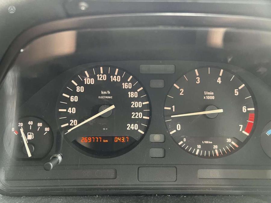 Pelēks BMW 520 1995 Viļņa, ar dzinēja tilpumu 2.00 L un nobraukumu 270 tūkst. km par 6800 €, foto 40 vietnē AUTOMOTO.COM.LV