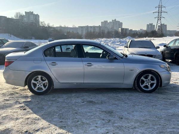 Pelēks BMW 520 2004 Viļņa, ar dzinēja tilpumu 2.20 L un nobraukumu 308 tūkst. km par 1750 €, foto 4 vietnē AUTOMOTO.COM.LV
