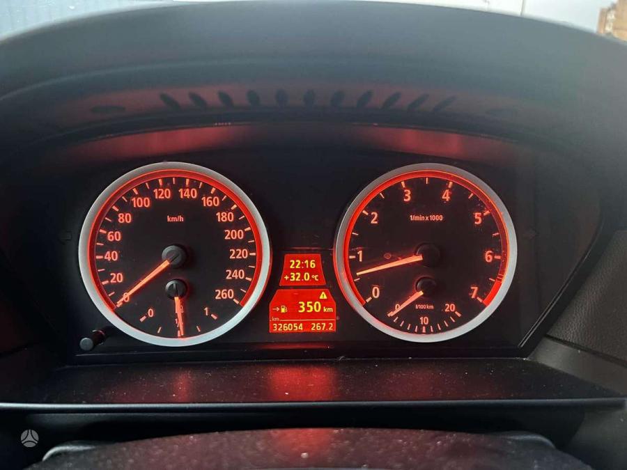 Grey BMW 520 2004 in Vilnius, with an engine capacity of 0.00 L and mileage of 328 thousand km for 2400 €, photo 9 on AUTOMOTO.COM.LV