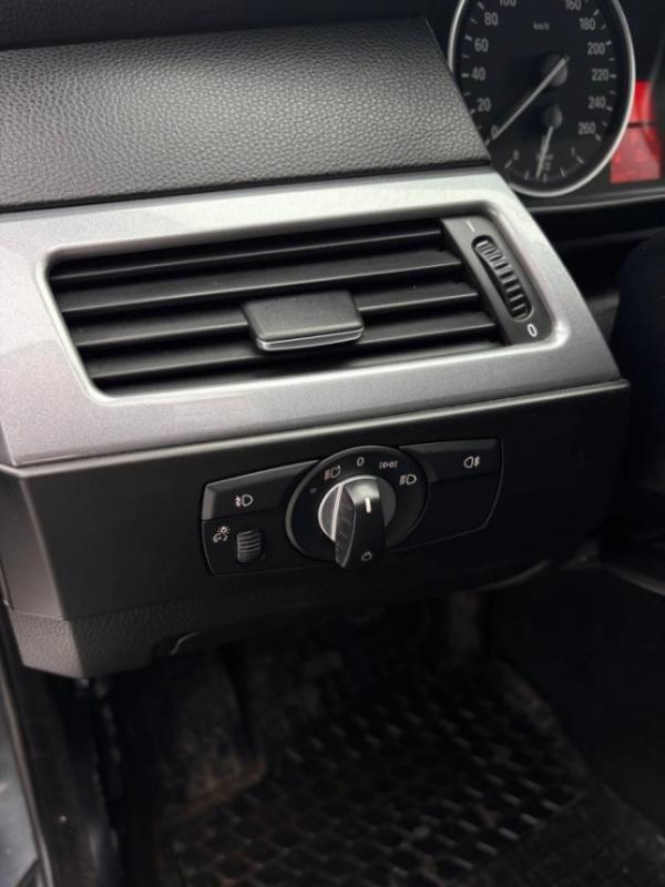 Grey BMW 520 2009 in Riga, with an engine capacity of 2.00 L and mileage of 286 thousand km for 6299 €, photo 6 on AUTOMOTO.COM.LV