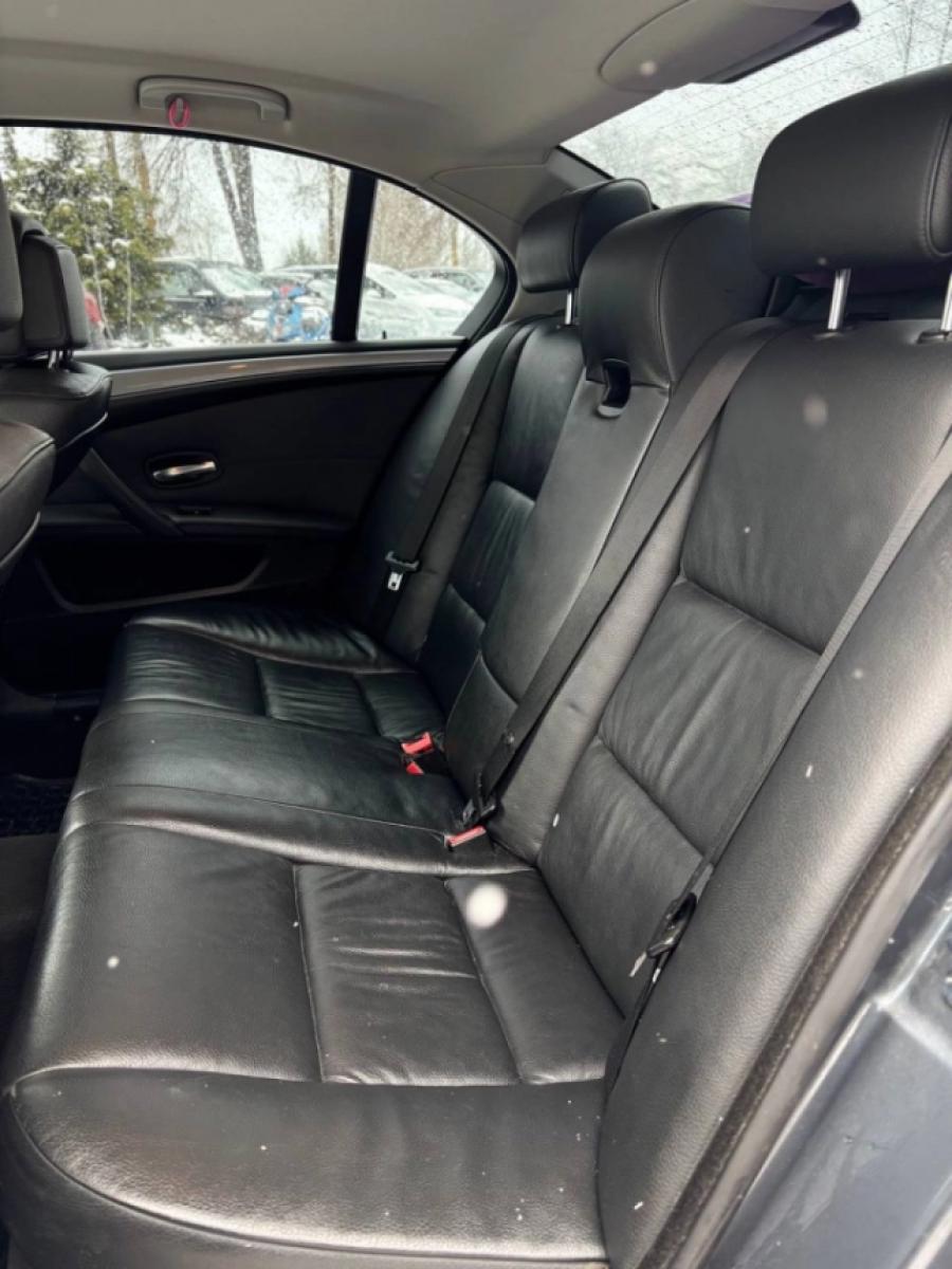 Grey BMW 520 2009 in Riga, with an engine capacity of 2.00 L and mileage of 286 thousand km for 6299 €, photo 12 on AUTOMOTO.COM.LV