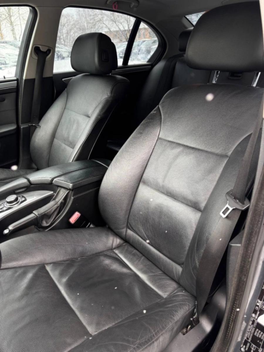 Grey BMW 520 2009 in Riga, with an engine capacity of 2.00 L and mileage of 286 thousand km for 6299 €, photo 13 on AUTOMOTO.COM.LV