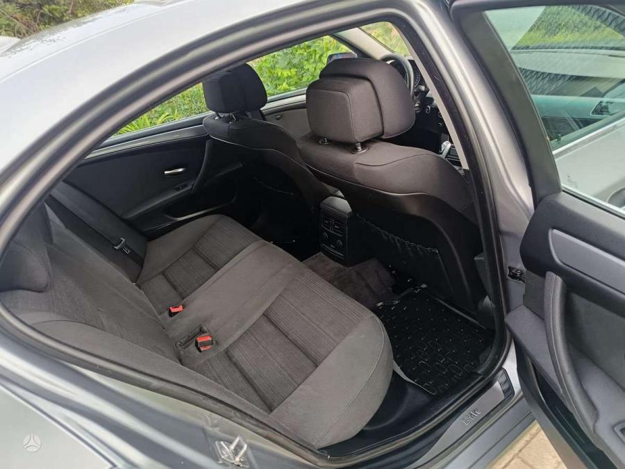 Grey BMW 520 2009 in Siauliai, with an engine capacity of 2.00 L and mileage of 316 thousand km for 3550 €, photo 12 on AUTOMOTO.COM.LV