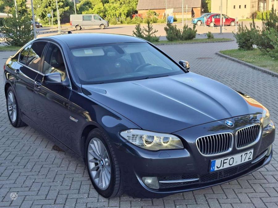 Grey BMW 520 2010 in Silute, with an engine capacity of 2.00 L and mileage of 335 thousand km for 7200 €, photo 6 on AUTOMOTO.COM.LV