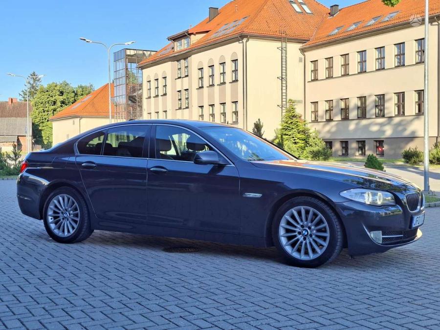 Grey BMW 520 2010 in Silute, with an engine capacity of 2.00 L and mileage of 335 thousand km for 7200 €, photo 9 on AUTOMOTO.COM.LV