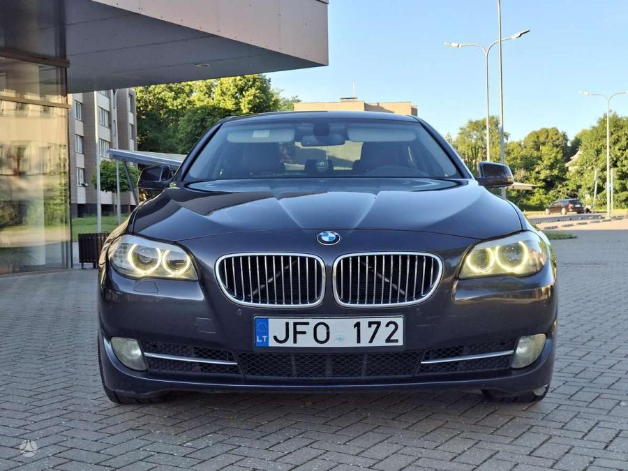 Grey BMW 520 2010 in Silute, with an engine capacity of 2.00 L and mileage of 335 thousand km for 7200 €, photo 10 on AUTOMOTO.COM.LV