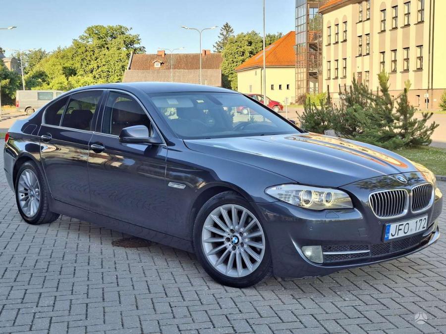 Grey BMW 520 2010 in Silute, with an engine capacity of 2.00 L and mileage of 335 thousand km for 7200 €, photo 12 on AUTOMOTO.COM.LV