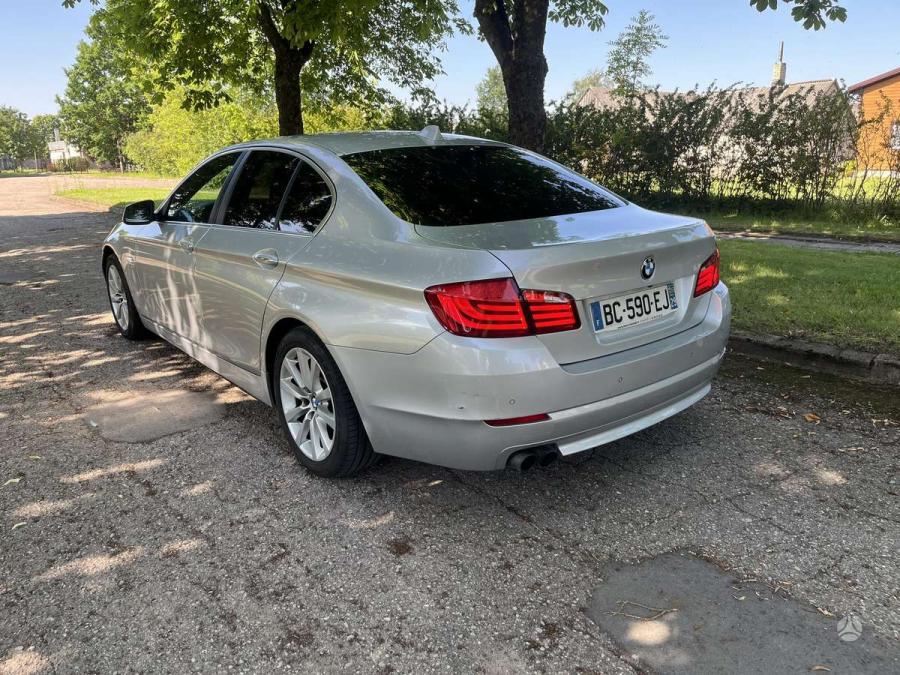 Grey BMW 520 2011 in Raseiniai, with an engine capacity of 2.00 L and mileage of 308 thousand km for 7600 €, photo 4 on AUTOMOTO.COM.LV