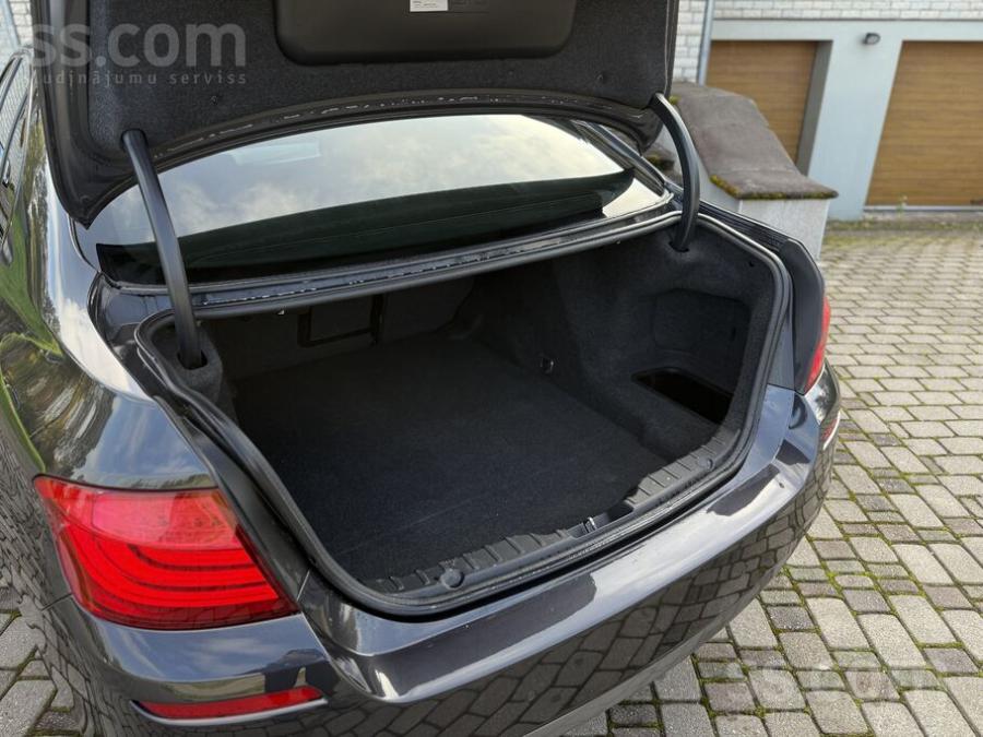 Grey BMW 520 2011 in Cesis, with an engine capacity of 2.00 L and mileage of 280 thousand km for 9990 €, photo 26 on AUTOMOTO.COM.LV