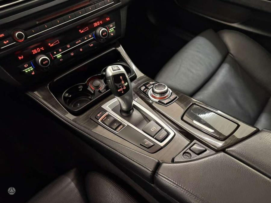 Grey BMW 520 2012 in Marijampole, with an engine capacity of 2.00 L and mileage of 339 thousand km for 8450 €, photo 9 on AUTOMOTO.COM.LV