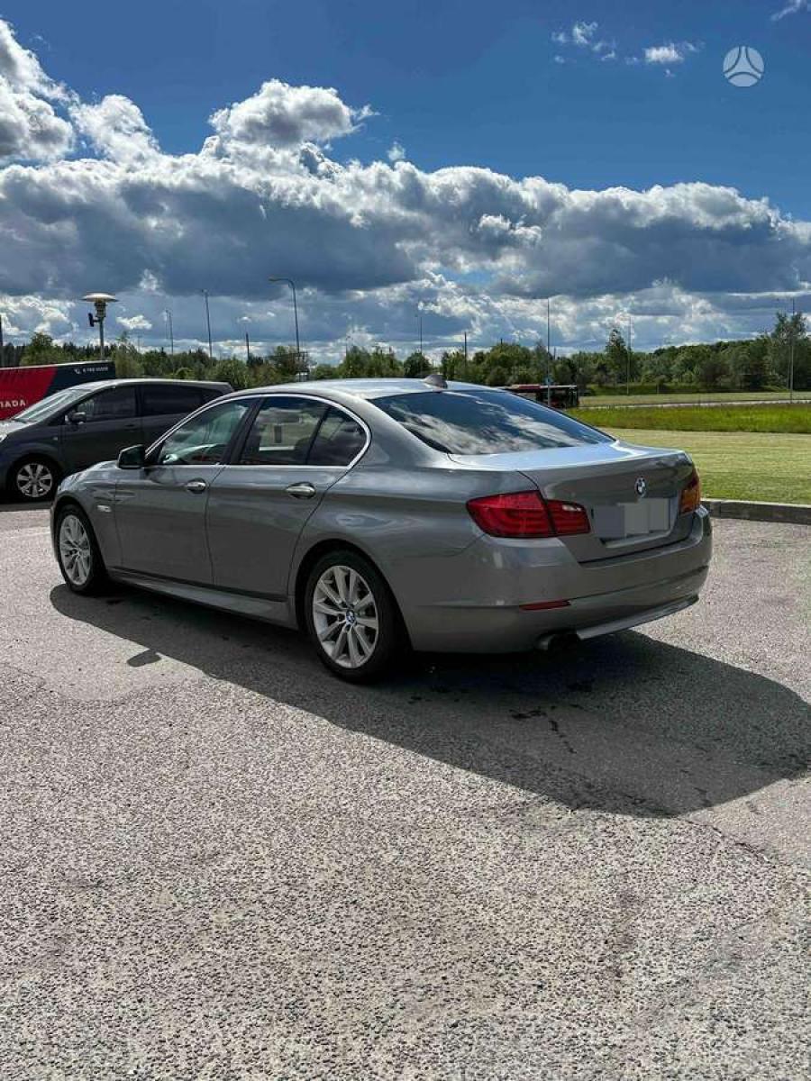 Grey BMW 520 2012 in Vilnius, with an engine capacity of 2.00 L and mileage of 323 thousand km for 9700 €, photo 7 on AUTOMOTO.COM.LV