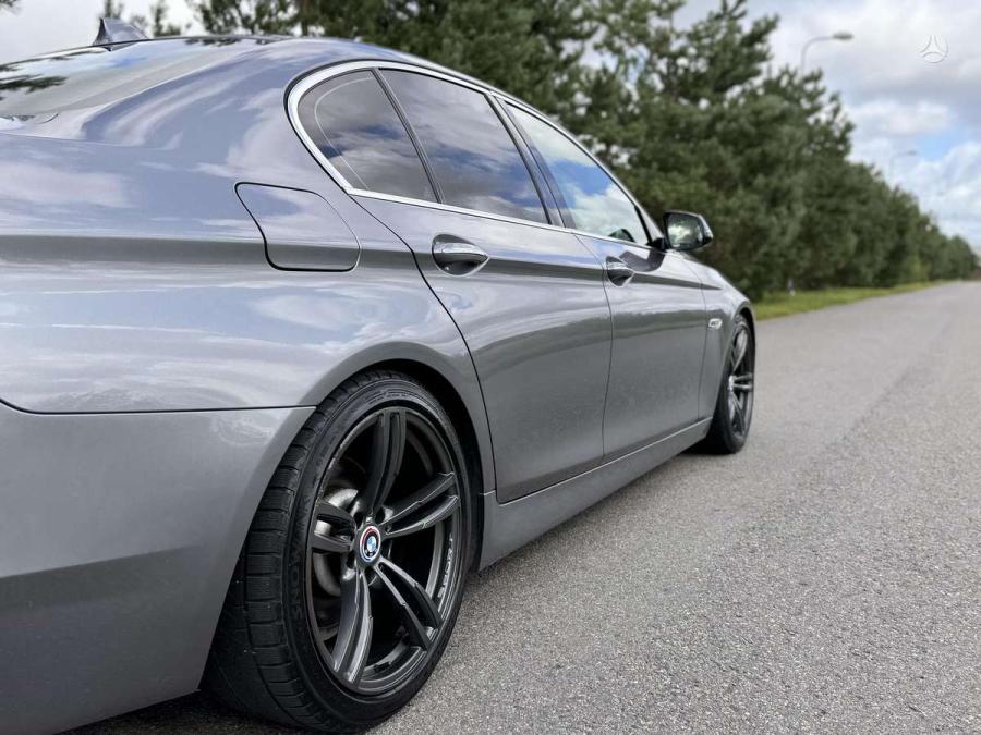 Grey BMW 520 2013 in Klaipeda, with an engine capacity of 2.00 L and mileage of 368 thousand km for 10200 €, photo 13 on AUTOMOTO.COM.LV