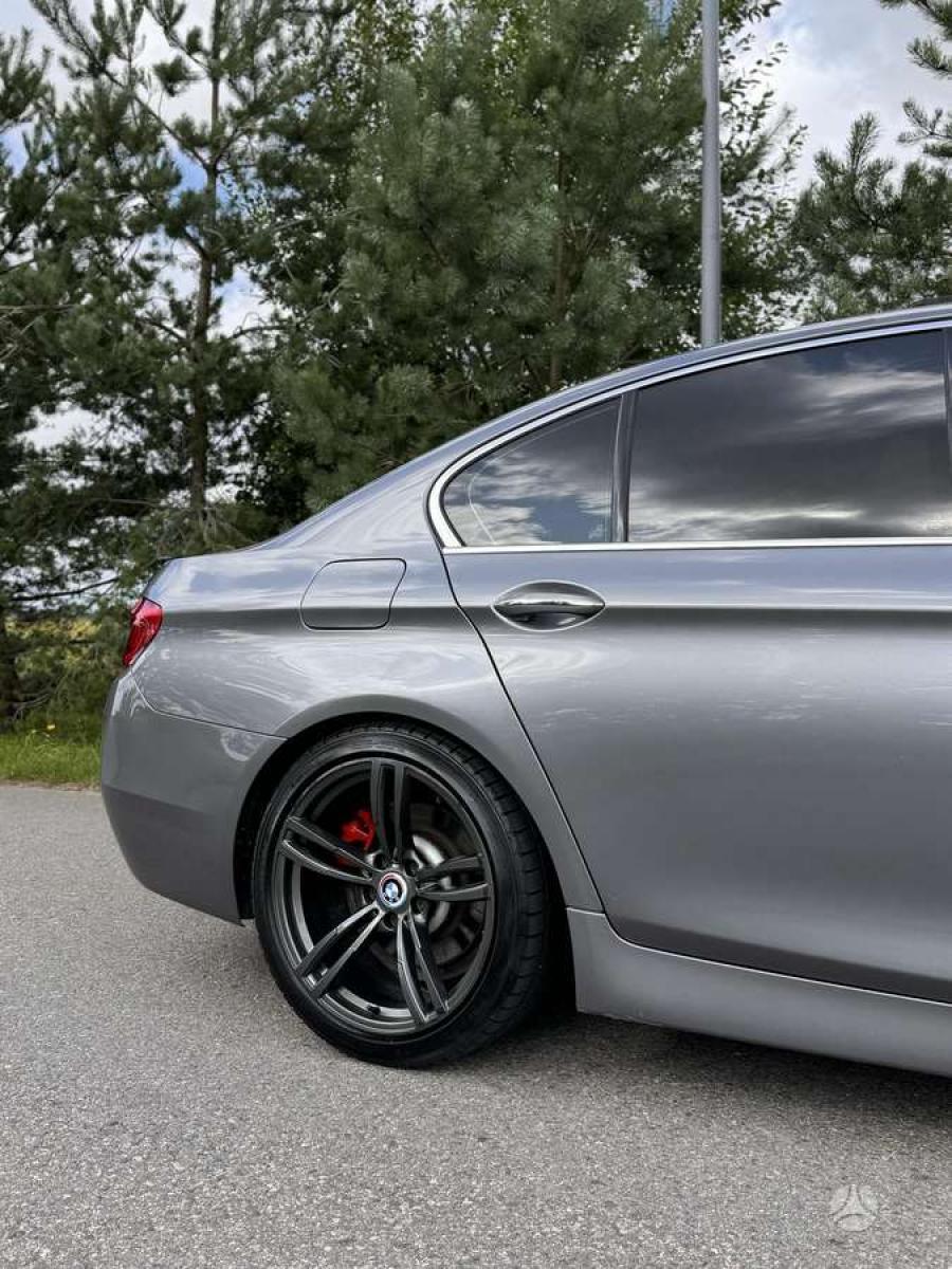 Grey BMW 520 2013 in Klaipeda, with an engine capacity of 2.00 L and mileage of 368 thousand km for 10200 €, photo 14 on AUTOMOTO.COM.LV
