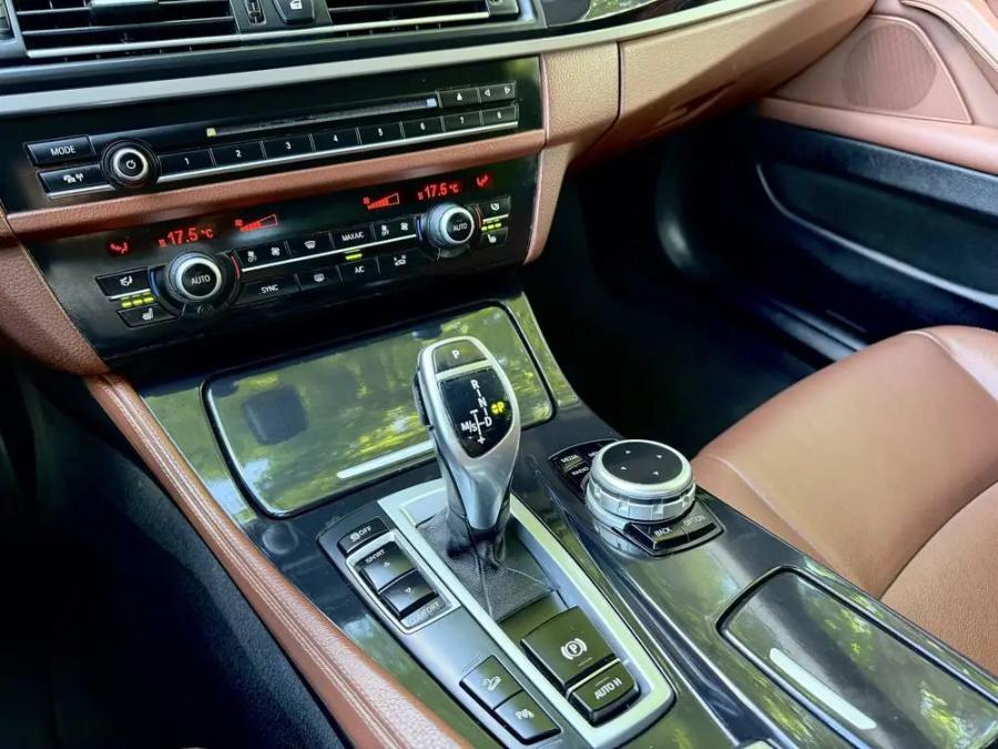 Grey BMW 520 2014 in Rezekne, with an engine capacity of 2.00 L and mileage of 245 thousand km for 7490 €, photo 13 on AUTOMOTO.COM.LV