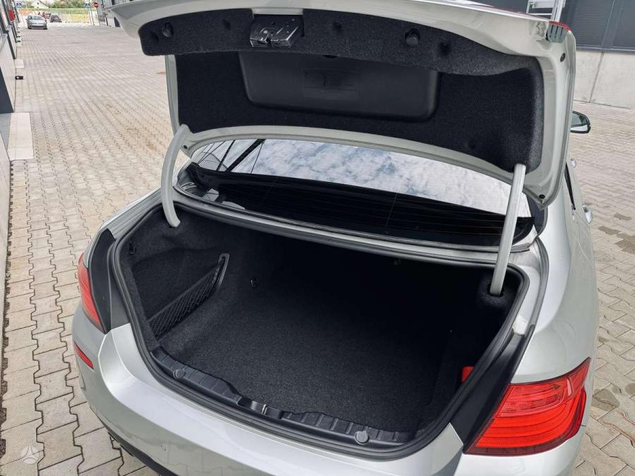 Grey BMW 520 2015 in Kaunas, with an engine capacity of 2.00 L and mileage of 227 thousand km for 13400 €, photo 31 on AUTOMOTO.COM.LV