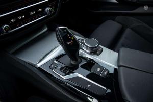 Pelēks BMW 520 2017 Elektrėnai, ar dzinēja tilpumu 2.00 L un nobraukumu 242 tūkst. km par 21300 €, foto 18 vietnē AUTOMOTO.COM.LV