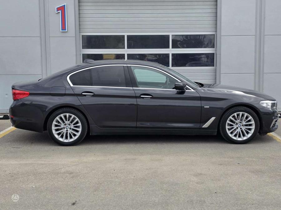 Grey BMW 520 2017 in Jonava, with an engine capacity of 2.00 L and mileage of 240 thousand km for 17700 €, photo 5 on AUTOMOTO.COM.LV
