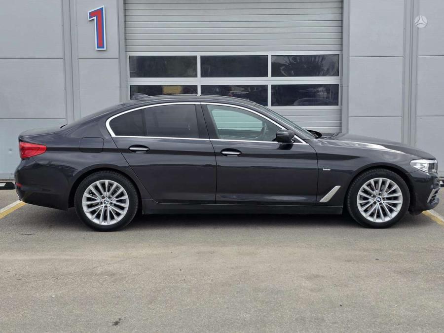 Grey BMW 520 2017 in Jonava, with an engine capacity of 2.00 L and mileage of 240 thousand km for 17950 €, photo 5 on AUTOMOTO.COM.LV