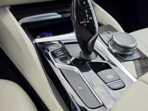 Grey BMW 520 2017 in Jonava, with an engine capacity of 2.00 L and mileage of 240 thousand km for 17950 €, photo 40 on AUTOMOTO.COM.LV