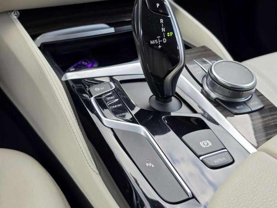 Grey BMW 520 2017 in Jonava, with an engine capacity of 2.00 L and mileage of 240 thousand km for 17950 €, photo 40 on AUTOMOTO.COM.LV