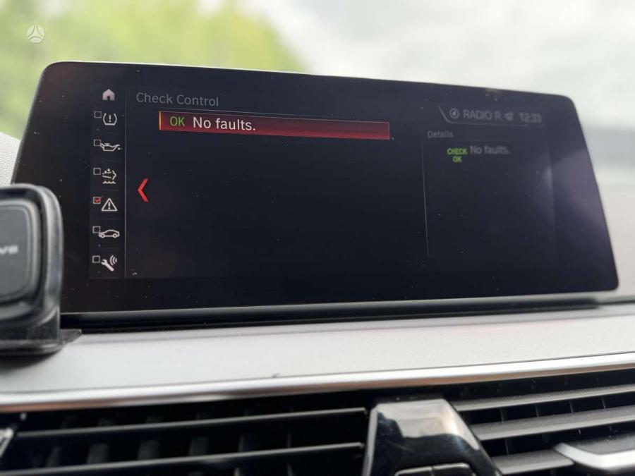Grey BMW 520 2018 in Utena, with an engine capacity of 2.00 L and mileage of 238 thousand km for 15200 €, photo 31 on AUTOMOTO.COM.LV