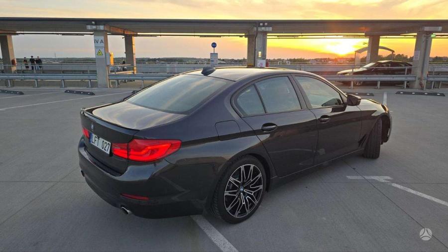 Grey BMW 520 2018 in Vilnius, with an engine capacity of 2.00 L and mileage of 284 thousand km for 16900 €, photo 9 on AUTOMOTO.COM.LV