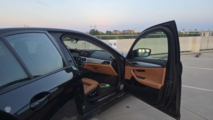 Grey BMW 520 2018 in Vilnius, with an engine capacity of 2.00 L and mileage of 284 thousand km for 16900 €, photo 26 on AUTOMOTO.COM.LV