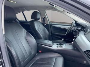 Grey BMW 520 2019 in Vilnius, with an engine capacity of 2.00 L and mileage of 372 thousand km for 15499 €, photo 9 on AUTOMOTO.COM.LV