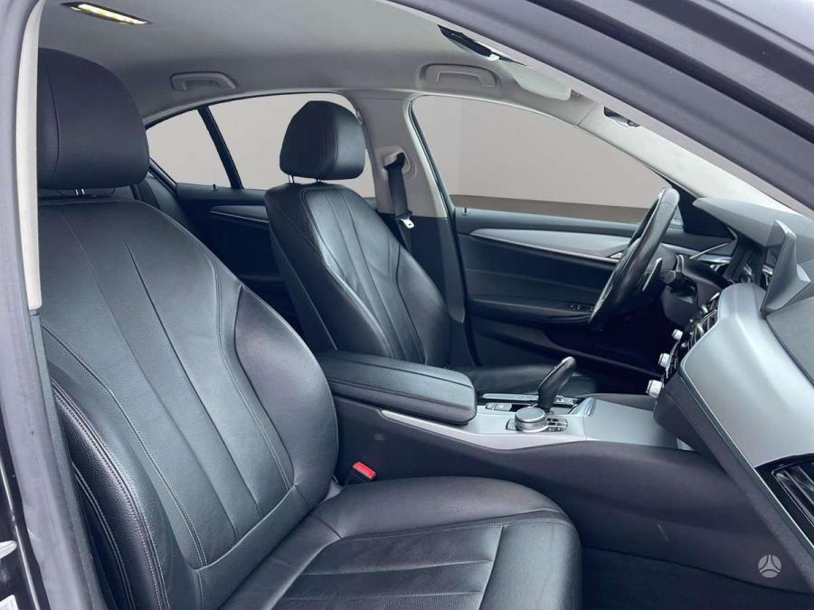 Grey BMW 520 2019 in Vilnius, with an engine capacity of 2.00 L and mileage of 372 thousand km for 15499 €, photo 9 on AUTOMOTO.COM.LV