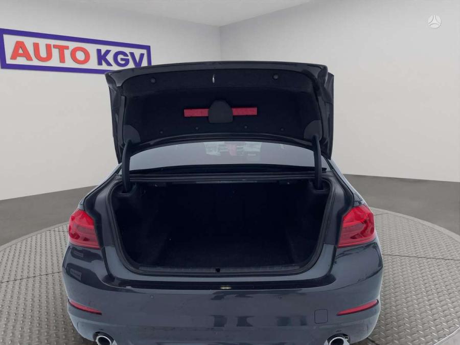 Grey BMW 520 2019 in Vilnius, with an engine capacity of 2.00 L and mileage of 372 thousand km for 15499 €, photo 11 on AUTOMOTO.COM.LV