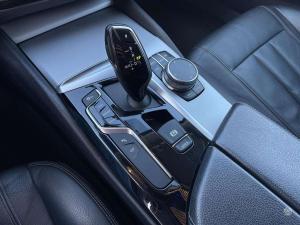 Grey BMW 520 2019 in Vilnius, with an engine capacity of 2.00 L and mileage of 372 thousand km for 15499 €, photo 17 on AUTOMOTO.COM.LV