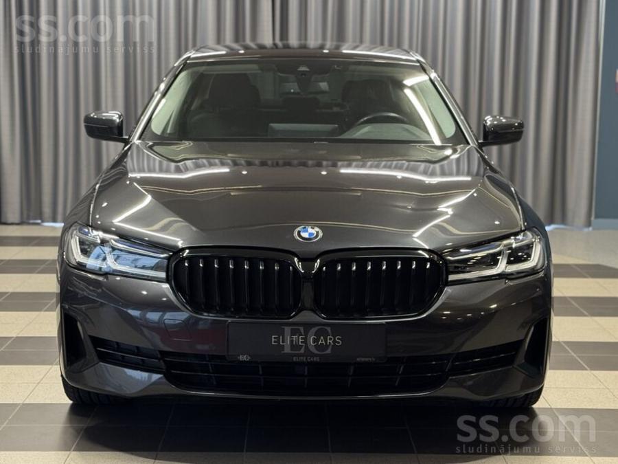 Grey BMW 520 2022 in Riga, with an engine capacity of 2.00 L and mileage of 212 thousand km for 23990 €, photo 3 on AUTOMOTO.COM.LV