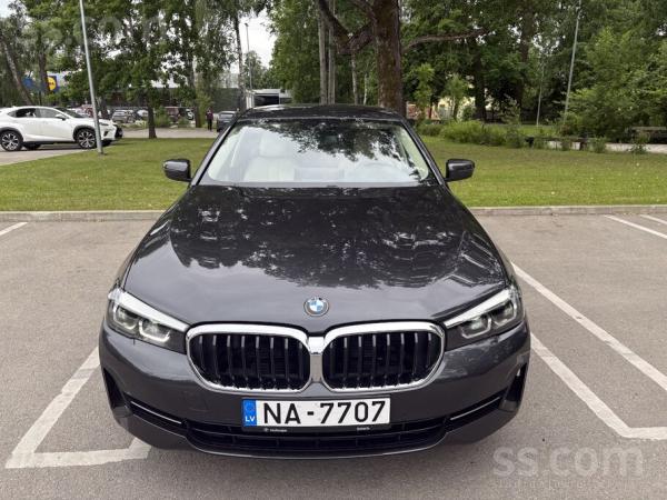 Grey BMW 520 2022 in Riga, with an engine capacity of 2.00 L and mileage of 57 thousand km for 29900 €, photo 2 on AUTOMOTO.COM.LV