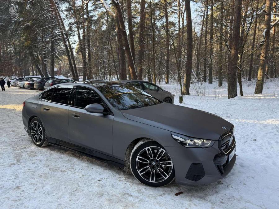 Grey BMW 520 2023 in Kaunas, with an engine capacity of 0.00 L and mileage of 60 thousand km for 56500 €, photo 5 on AUTOMOTO.COM.LV