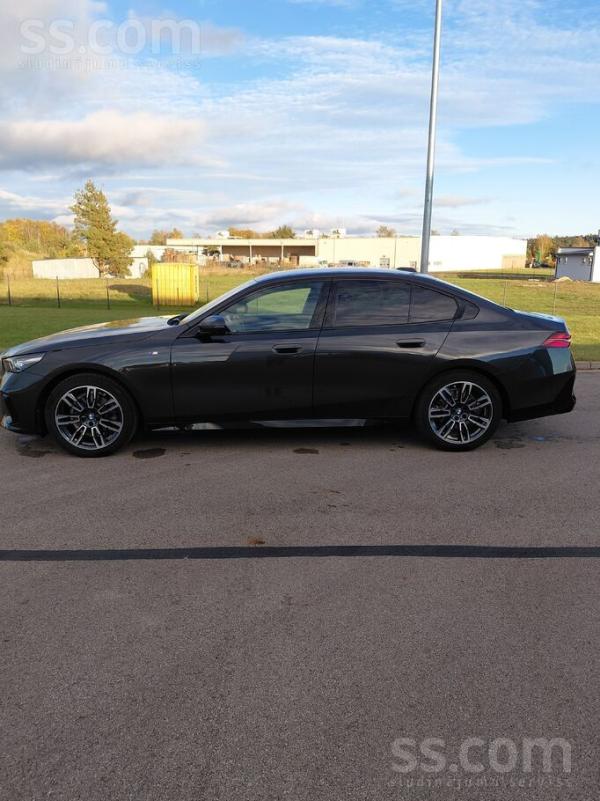 Pelēks BMW 520 2023 Tukums, ar dzinēja tilpumu 2.00 L un nobraukumu 41 tūkst. km par 52599 €, foto 1 vietnē AUTOMOTO.COM.LV