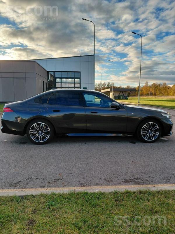 Pelēks BMW 520 2023 Tukums, ar dzinēja tilpumu 2.00 L un nobraukumu 41 tūkst. km par 52599 €, foto 2 vietnē AUTOMOTO.COM.LV
