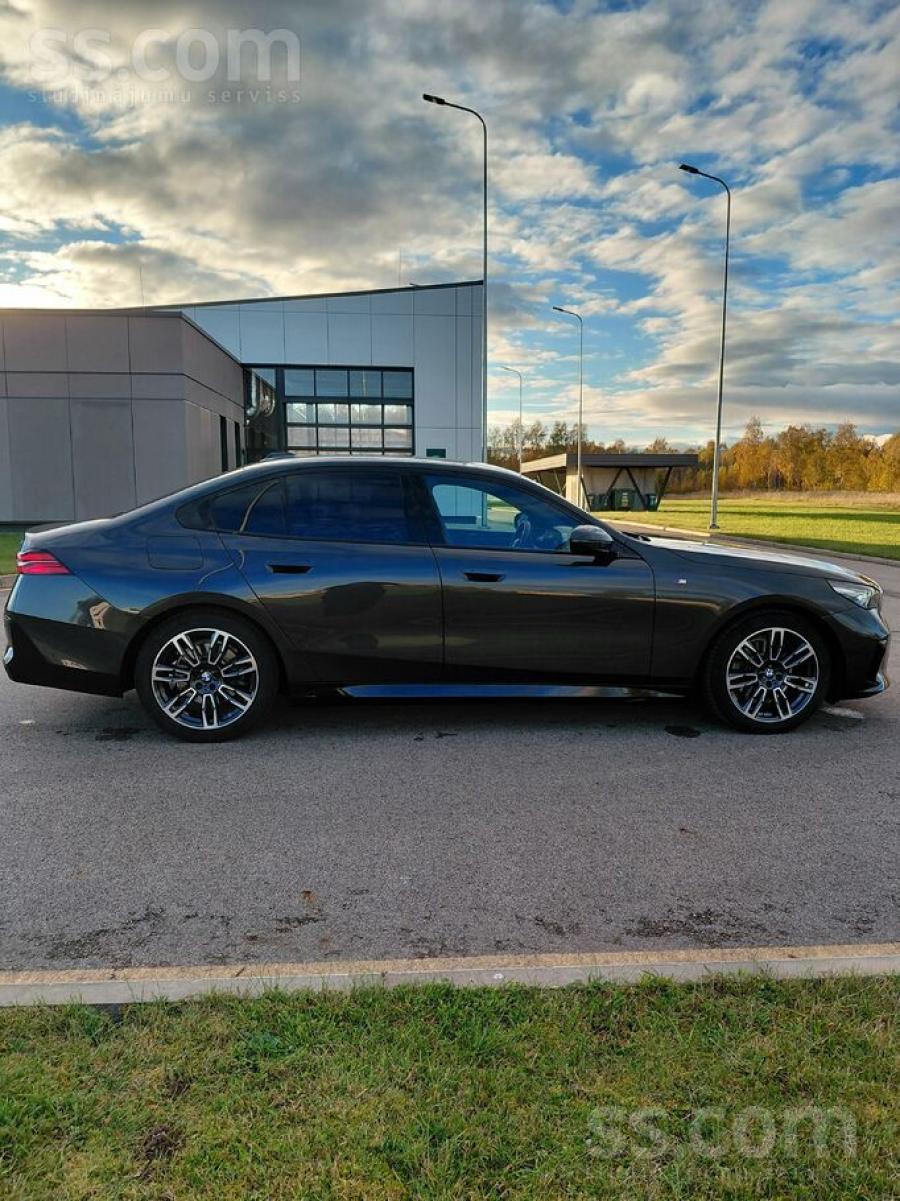 Pelēks BMW 520 2023 Tukums, ar dzinēja tilpumu 2.00 L un nobraukumu 41 tūkst. km par 52599 €, foto 2 vietnē AUTOMOTO.COM.LV