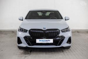 Grey BMW 520 2024 in Vilnius, with an engine capacity of 2.00 L and mileage of 52 thousand km for 51991 €, photo 3 on AUTOMOTO.COM.LV