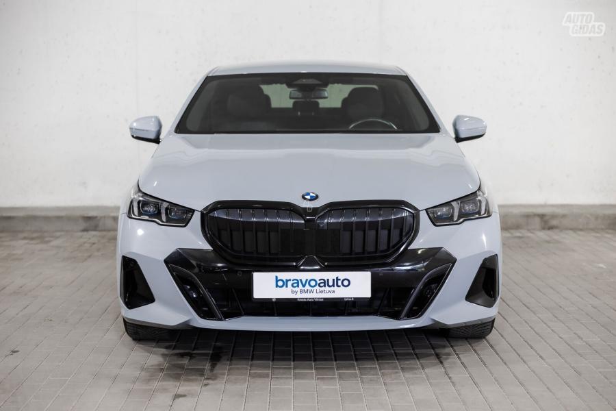 Grey BMW 520 2024 in Vilnius, with an engine capacity of 2.00 L and mileage of 52 thousand km for 51991 €, photo 3 on AUTOMOTO.COM.LV