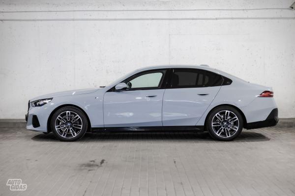 Grey BMW 520 2024 in Vilnius, with an engine capacity of 2.00 L and mileage of 52 thousand km for 51991 €, photo 4 on AUTOMOTO.COM.LV