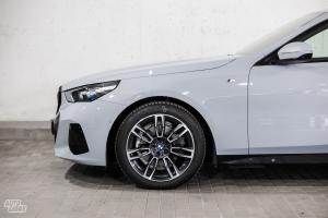 Grey BMW 520 2024 in Vilnius, with an engine capacity of 2.00 L and mileage of 52 thousand km for 51991 €, photo 6 on AUTOMOTO.COM.LV