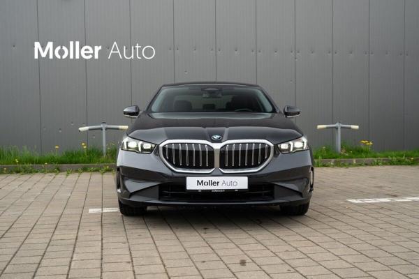 Grey BMW 520 2024 in Vilnius, with an engine capacity of 2.00 L and mileage of 59 thousand km for 43450 €, photo 4 on AUTOMOTO.COM.LV