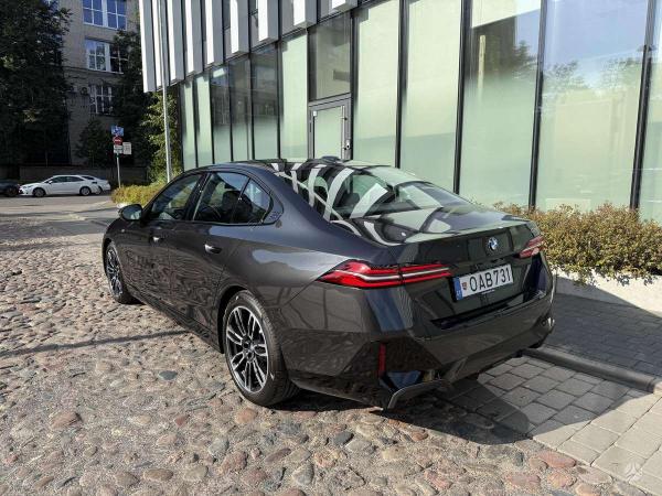 Grey BMW 520 2025 in Vilnius, with an engine capacity of 2.00 L and mileage of 16 thousand km for 53900 €, photo 4 on AUTOMOTO.COM.LV