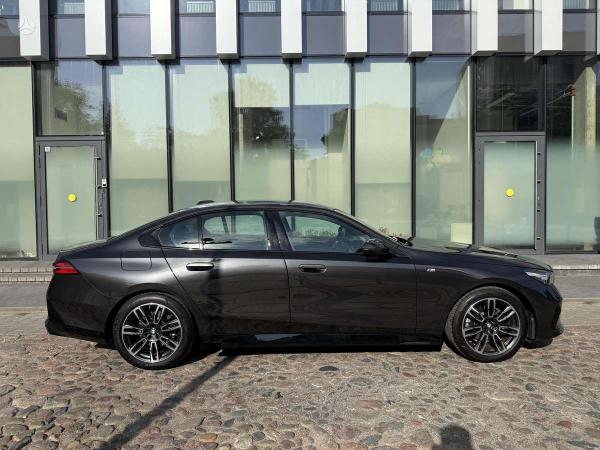 Grey BMW 520 2025 in Vilnius, with an engine capacity of 2.00 L and mileage of 16 thousand km for 53900 €, photo 5 on AUTOMOTO.COM.LV