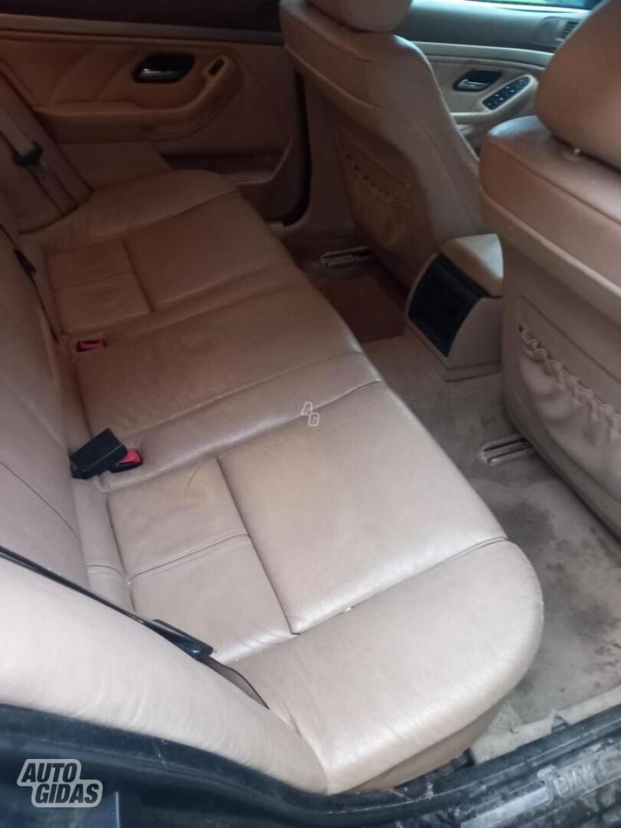 Pelēks BMW 520 2003 Naujoji Akmenė, ar dzinēja tilpumu 2.00 L un nobraukumu 400 tūkst. km par 850 €, foto 10 vietnē AUTOMOTO.COM.LV